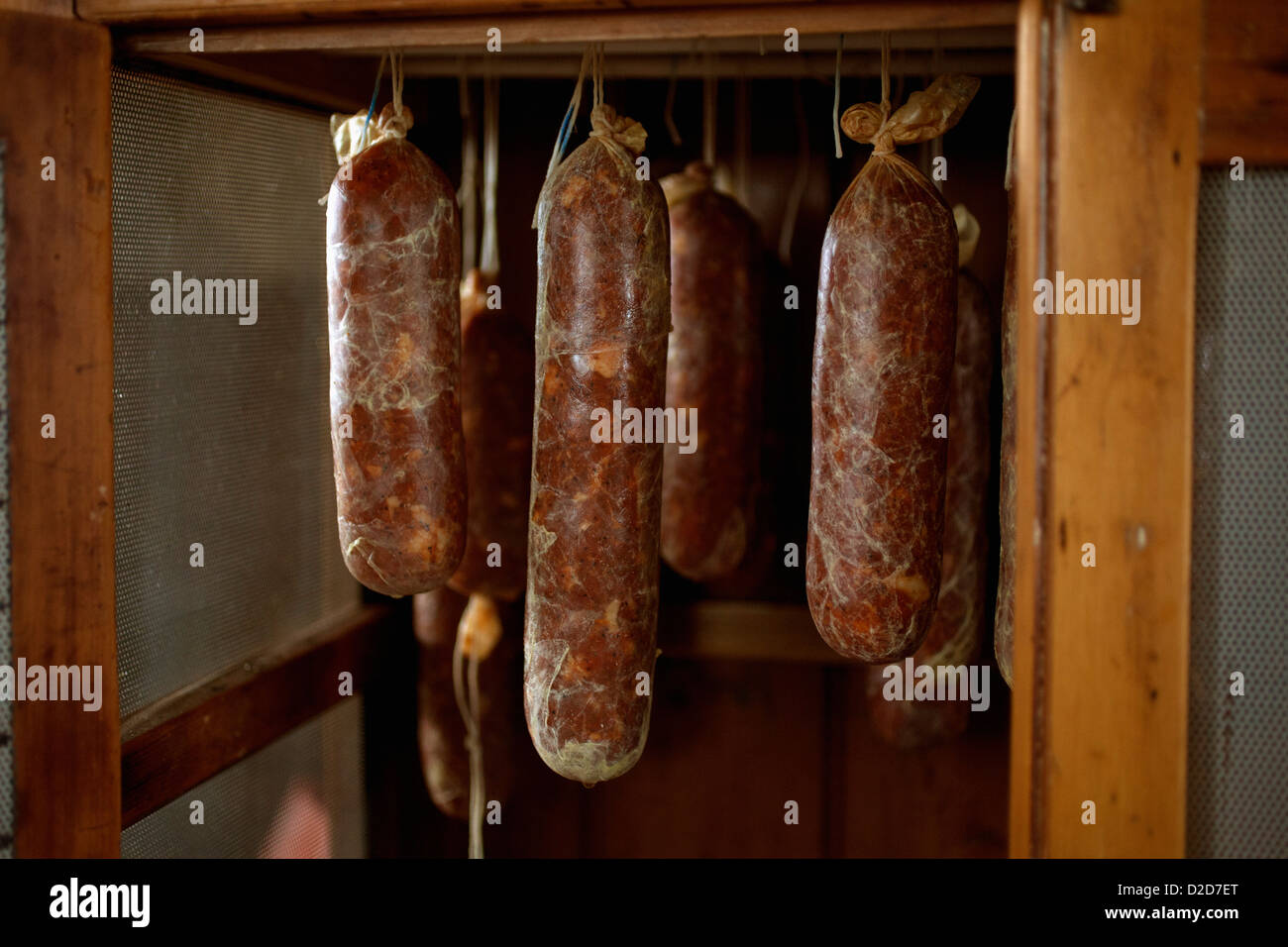 Salami hanging immagini e fotografie stock ad alta risoluzione - Alamy