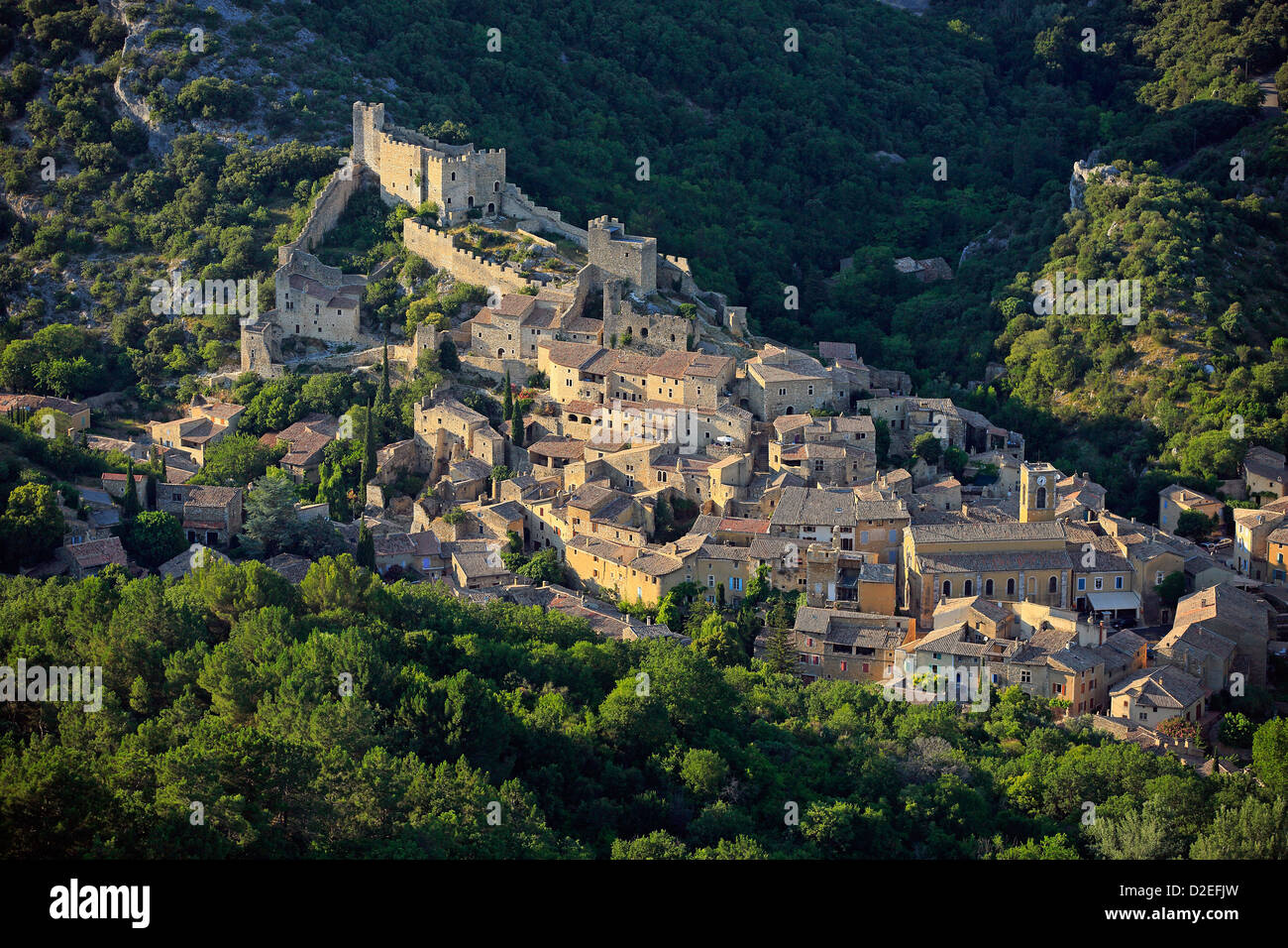 Francia, Ardeche (07), Saint-Montan, villaggio di carattere, è dominato ...
