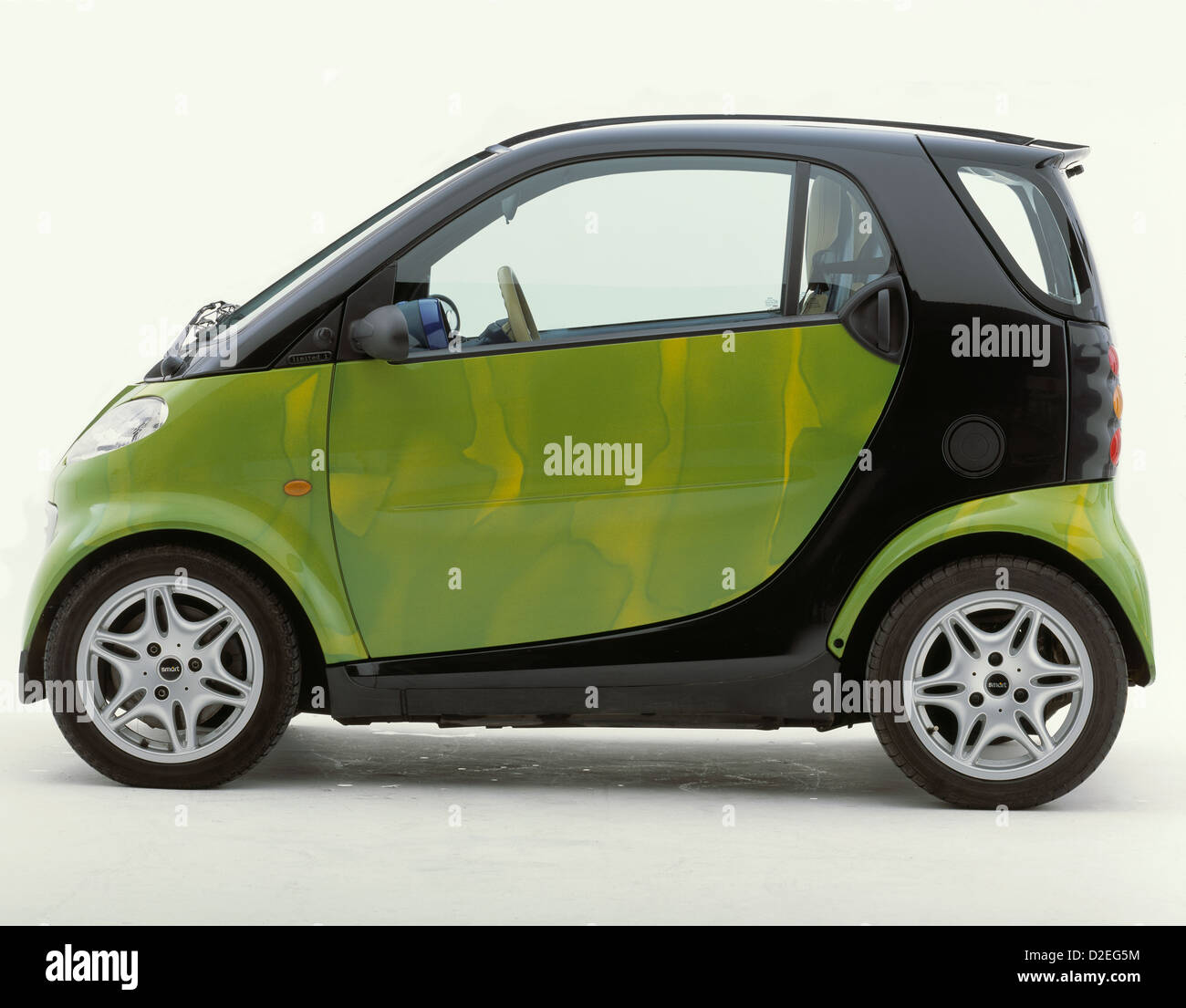 Smart car side view white immagini e fotografie stock ad alta ...