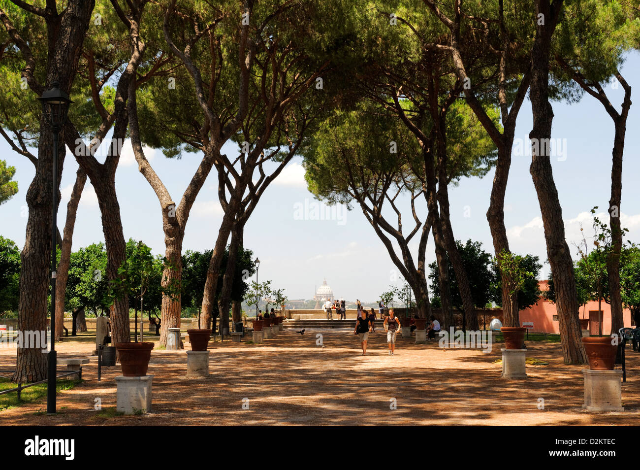 Aventino. Roma. I turisti a piedi attraverso le oasi ombreggiata ...