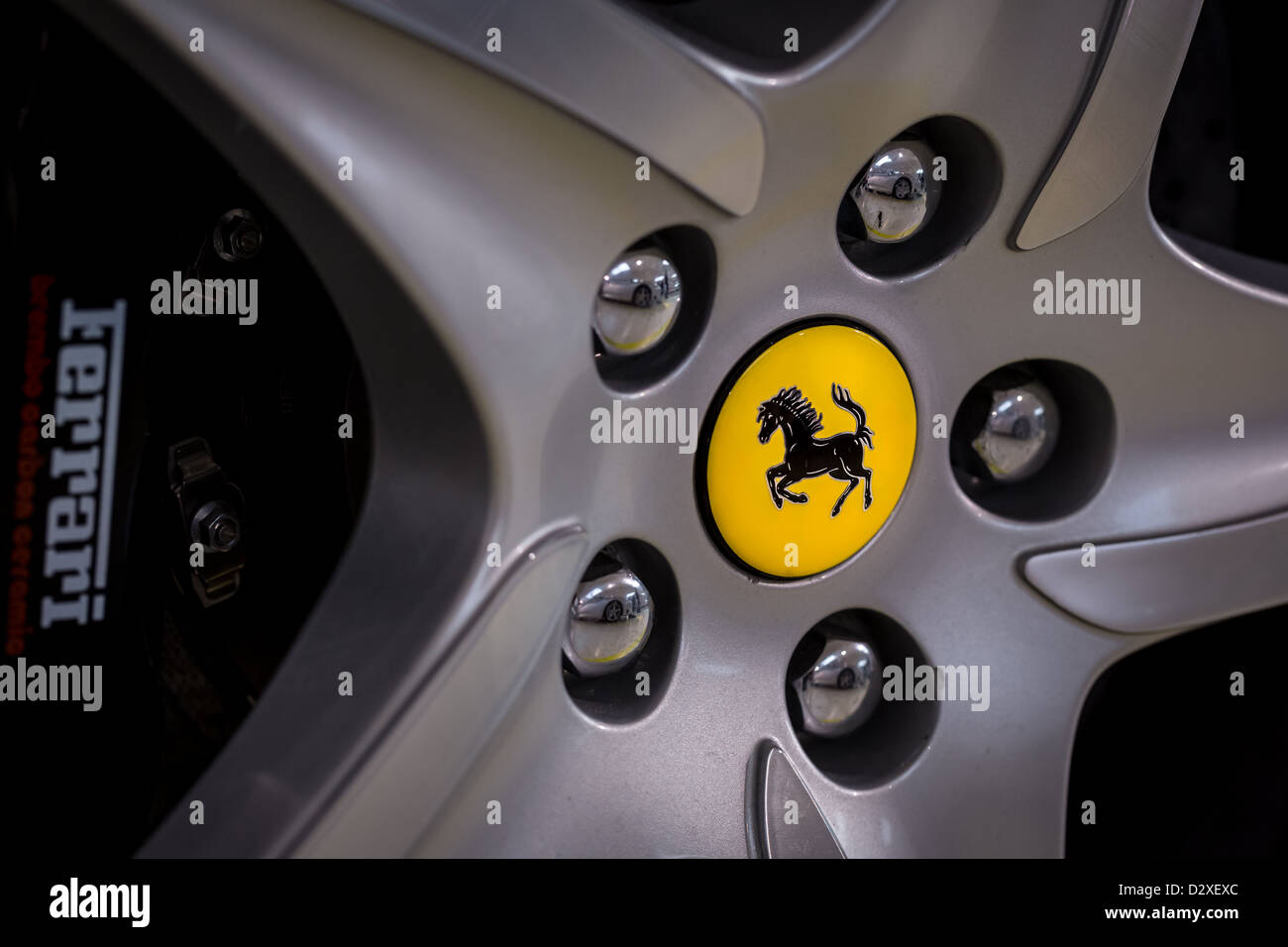 Car rim ferrari logo immagini e fotografie stock ad alta risoluzione ...