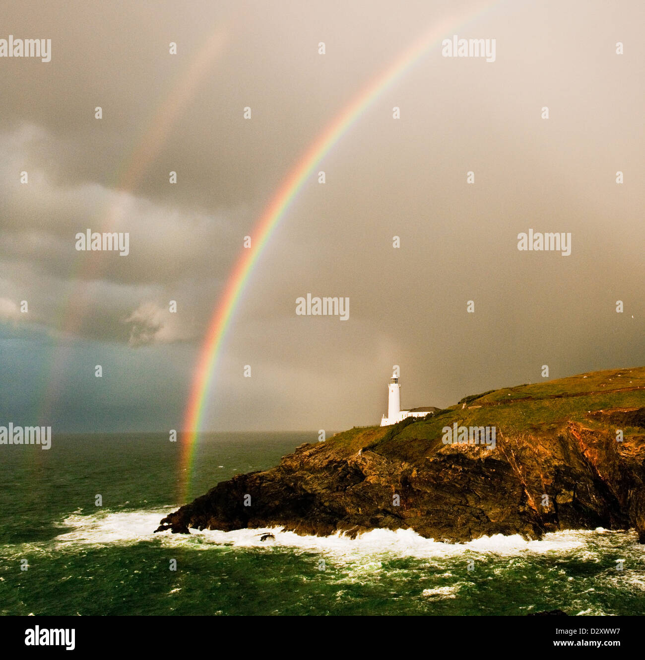 Faro mare in tempesta immagini e fotografie stock ad alta risoluzione ...