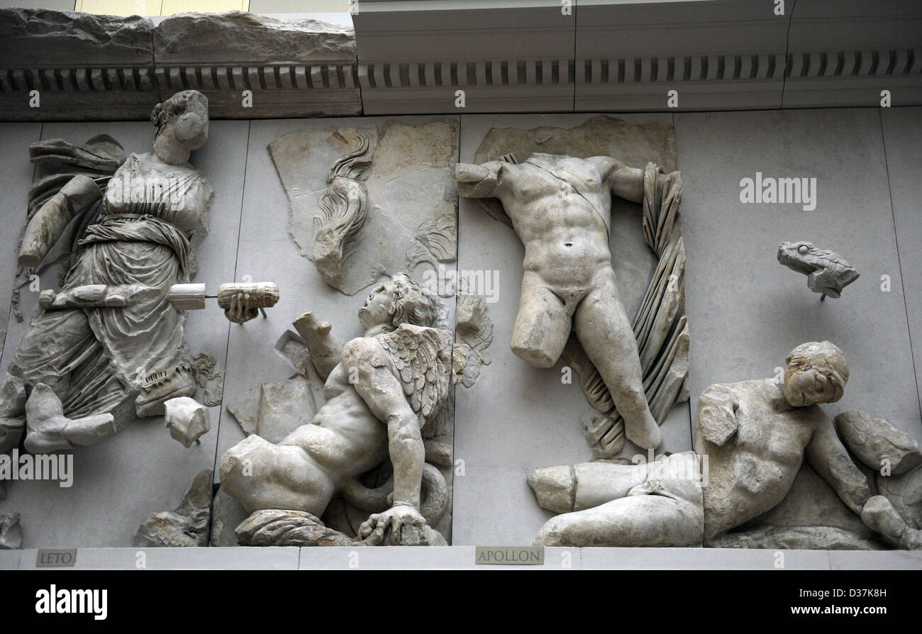 Altare di Pergamon. Oriente fregio. Leto combatte contro Titan Tityos e ...