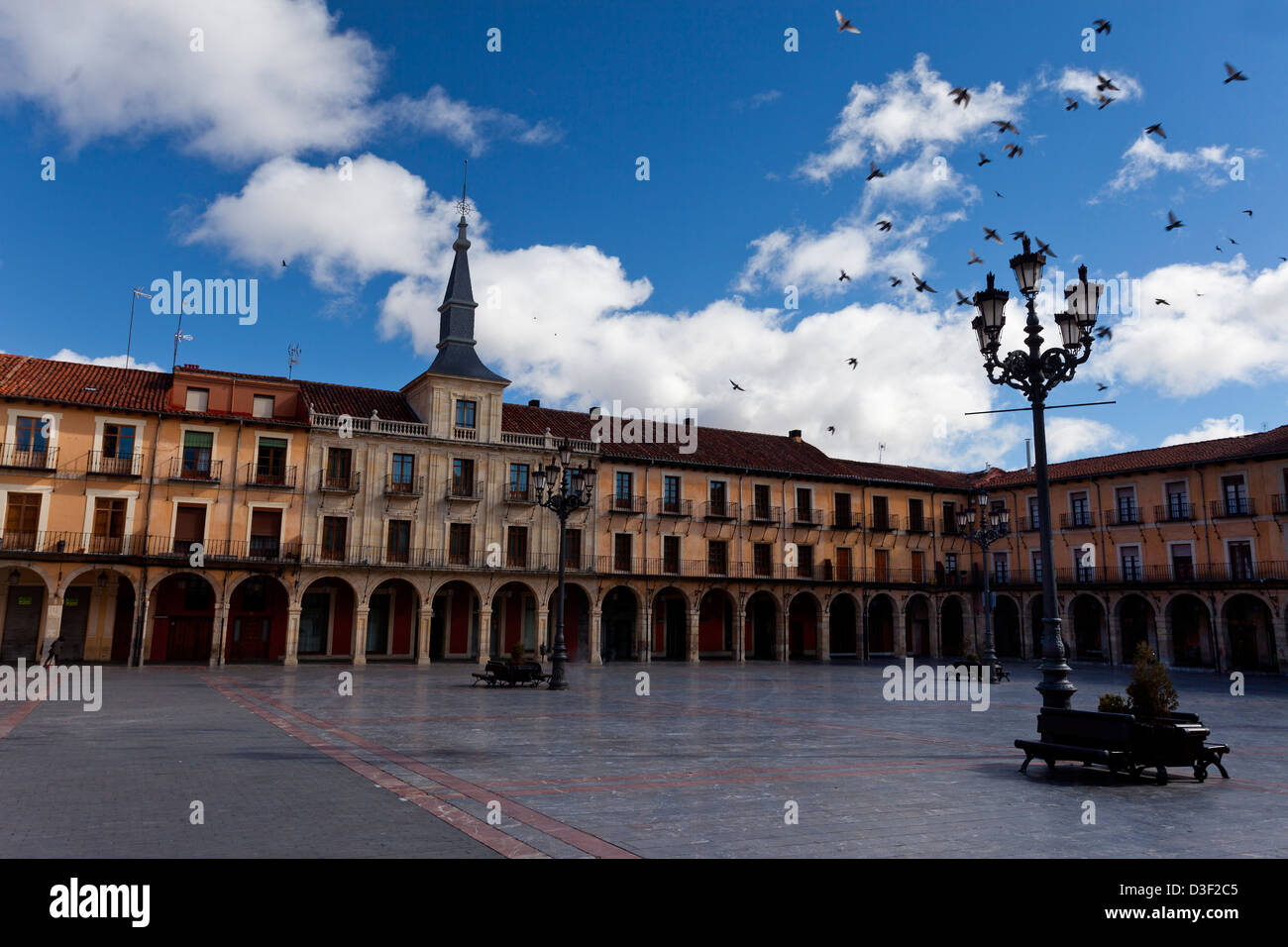 Facciata principale della cattedrale di leon immagini e fotografie ...