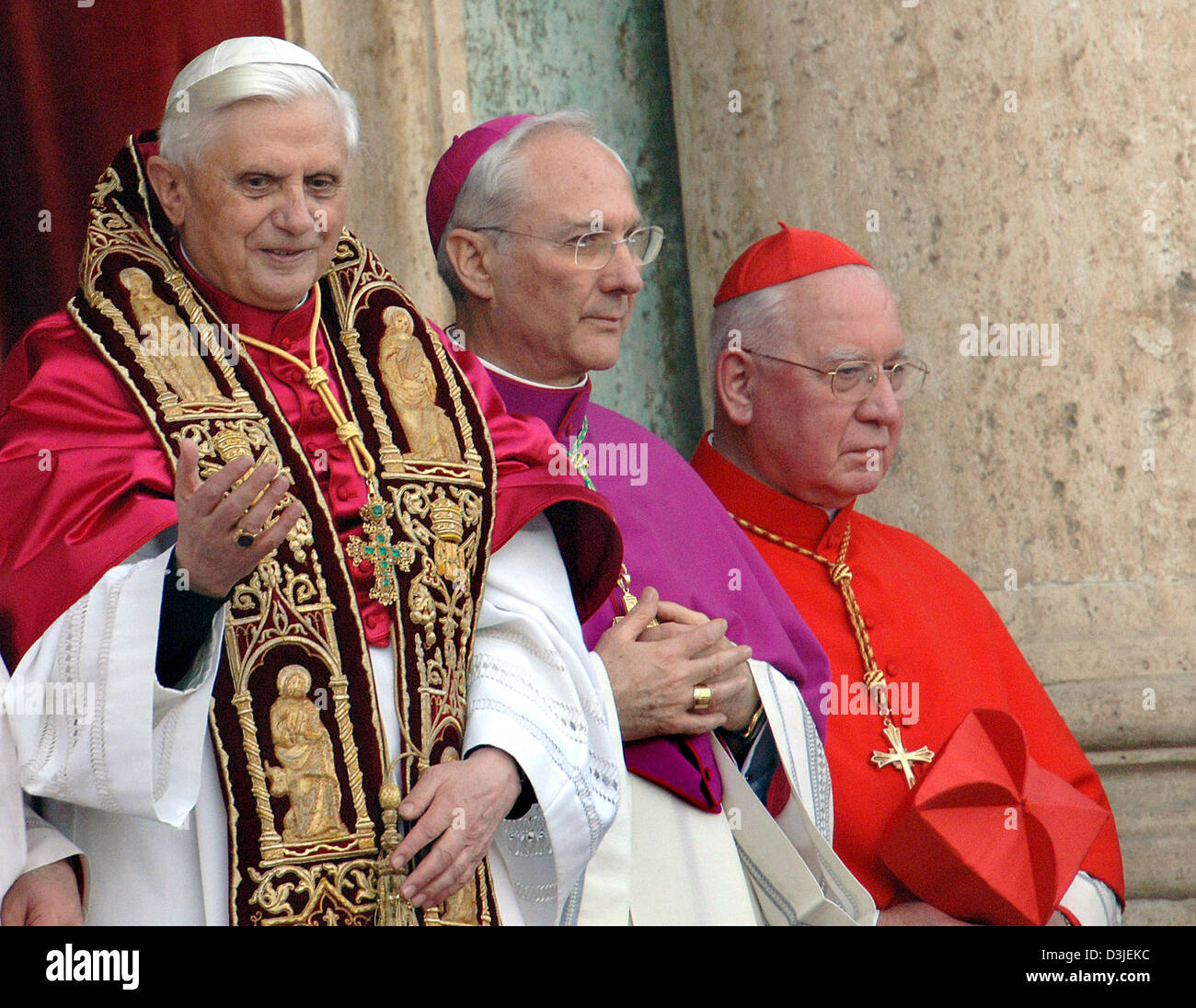 (Dpa) - Il Papa appena eletto, Tedesco il cardinale Joseph Ratzinger (L ...