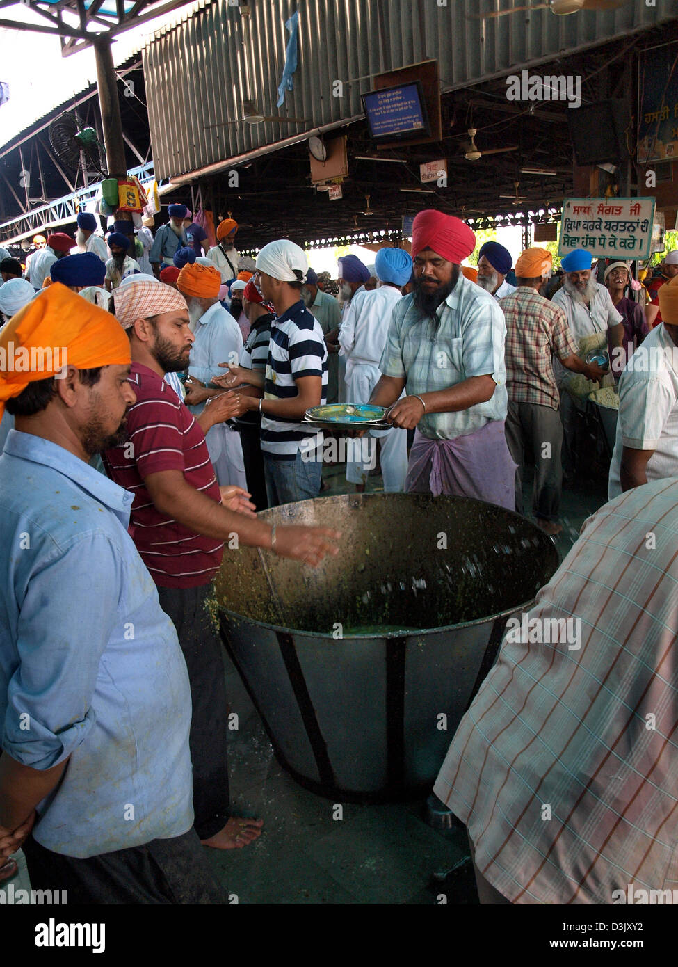 Kitchen langar in sikh gurdwara immagini e fotografie stock ad alta ...