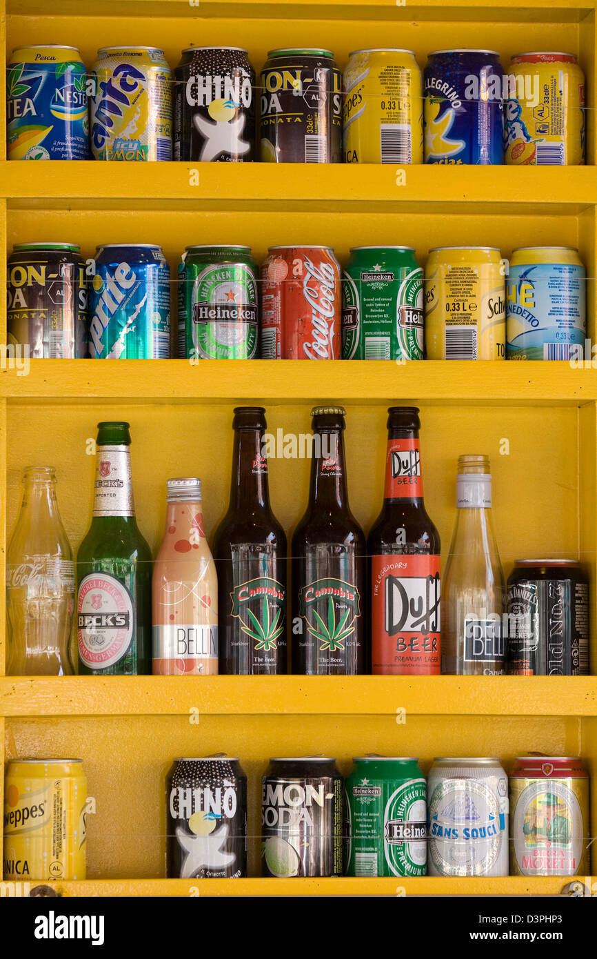 Bottiglie di bibite su uno scaffale immagini e fotografie stock ad alta ...