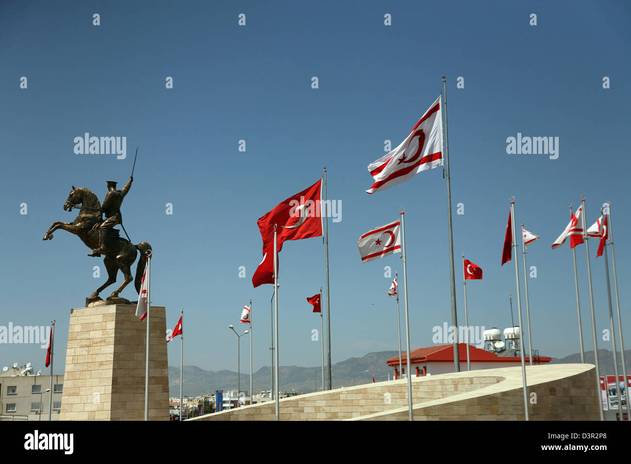 Statua di ataturk con bandiere turche immagini e fotografie stock ad ...