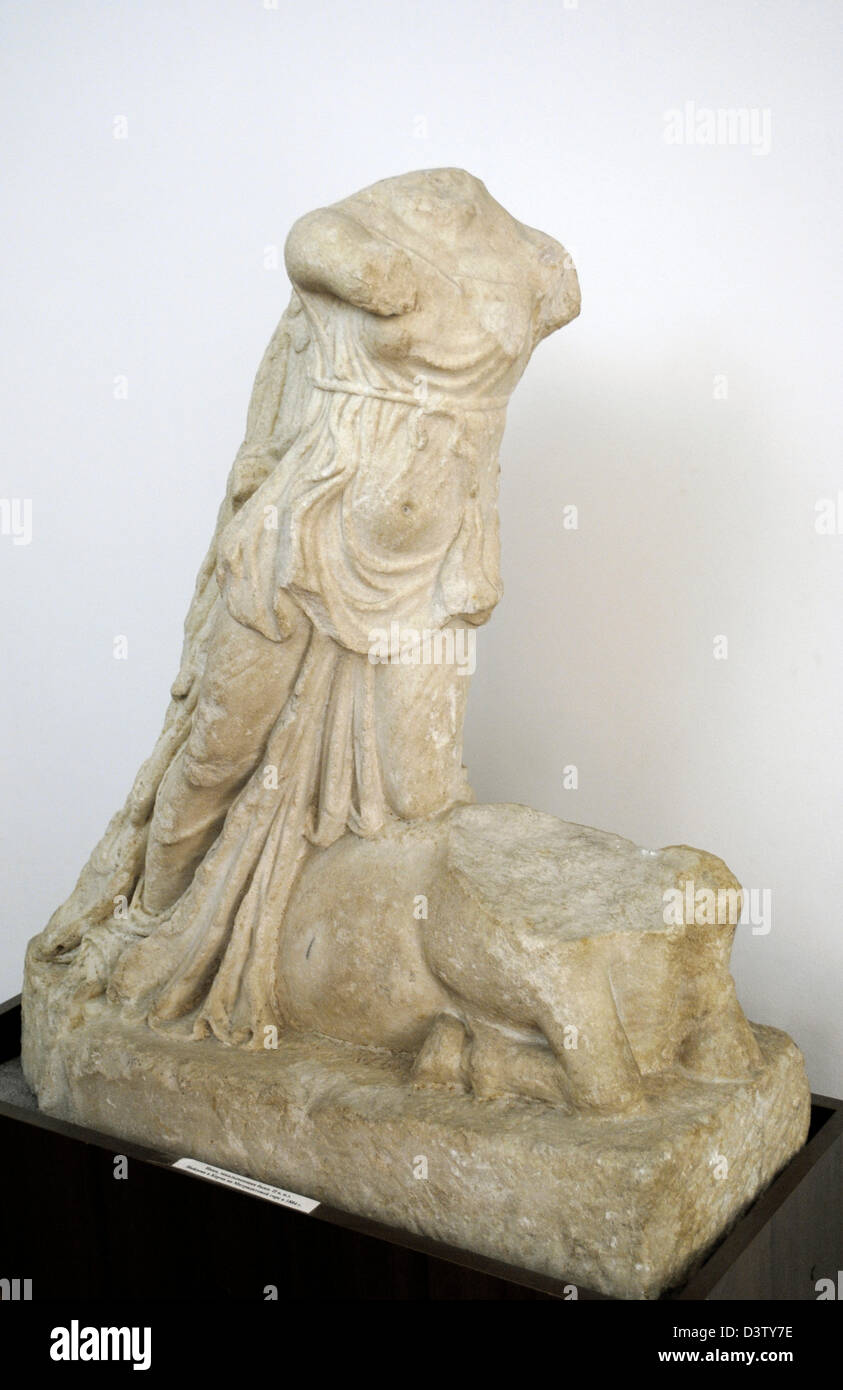 Nike, dea della vittoria, uccidendo un toro. Ii secolo D.C. Da ...