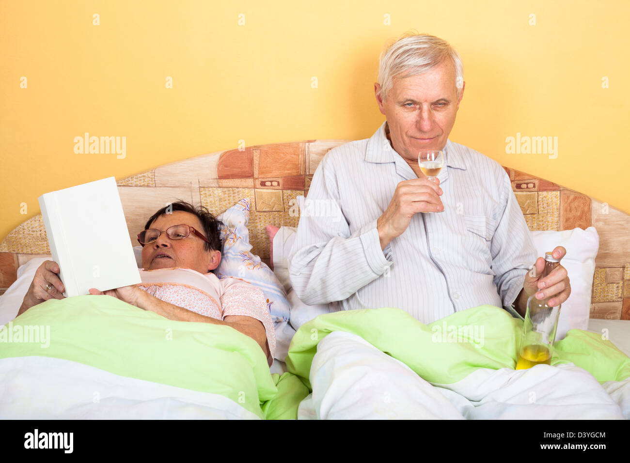 Vecchia donna ubriaca con immagini e fotografie stock ad alta ...