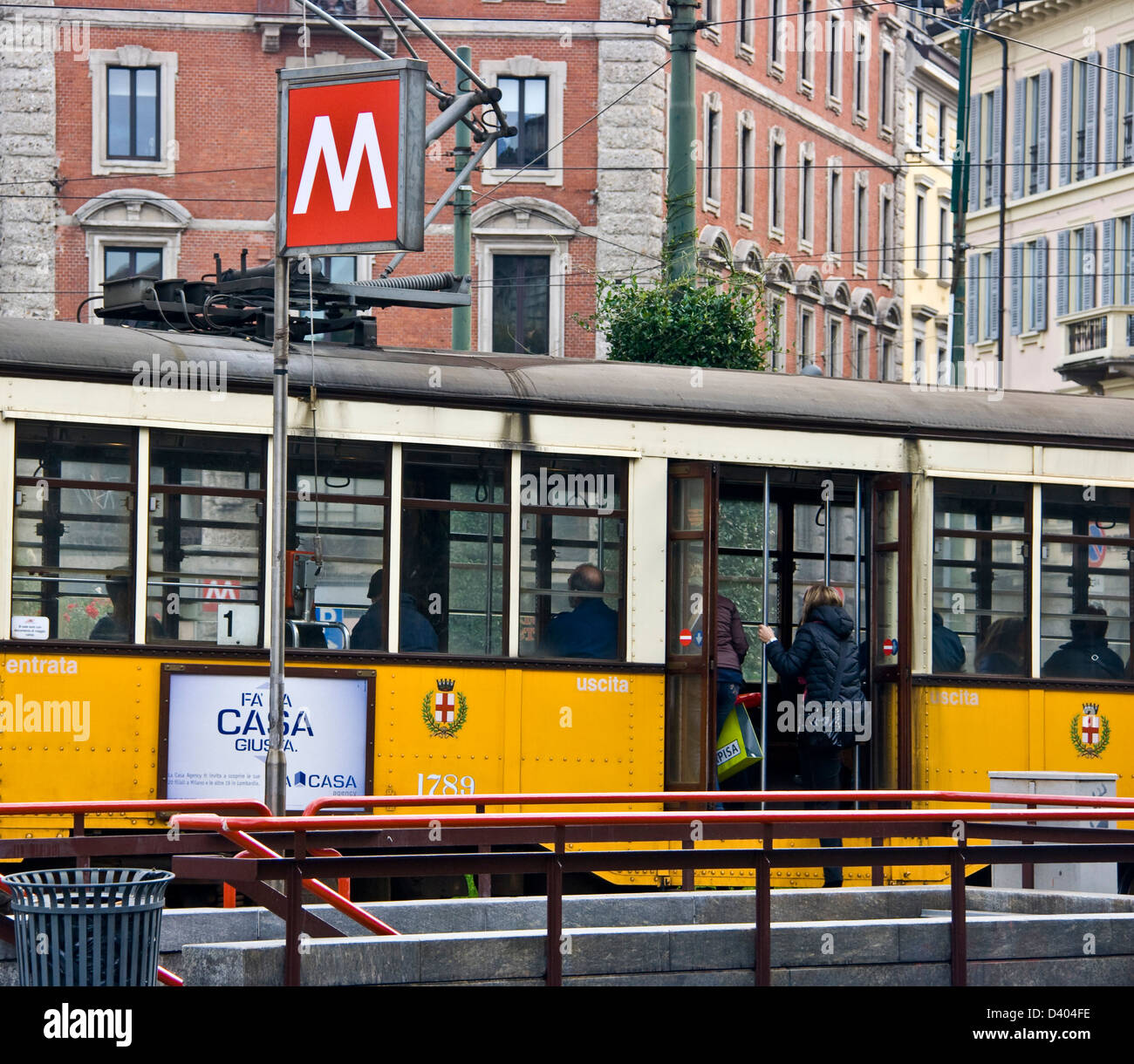 In stile vintage tram elettrico nel centro di Milano Milano Lombardia ...