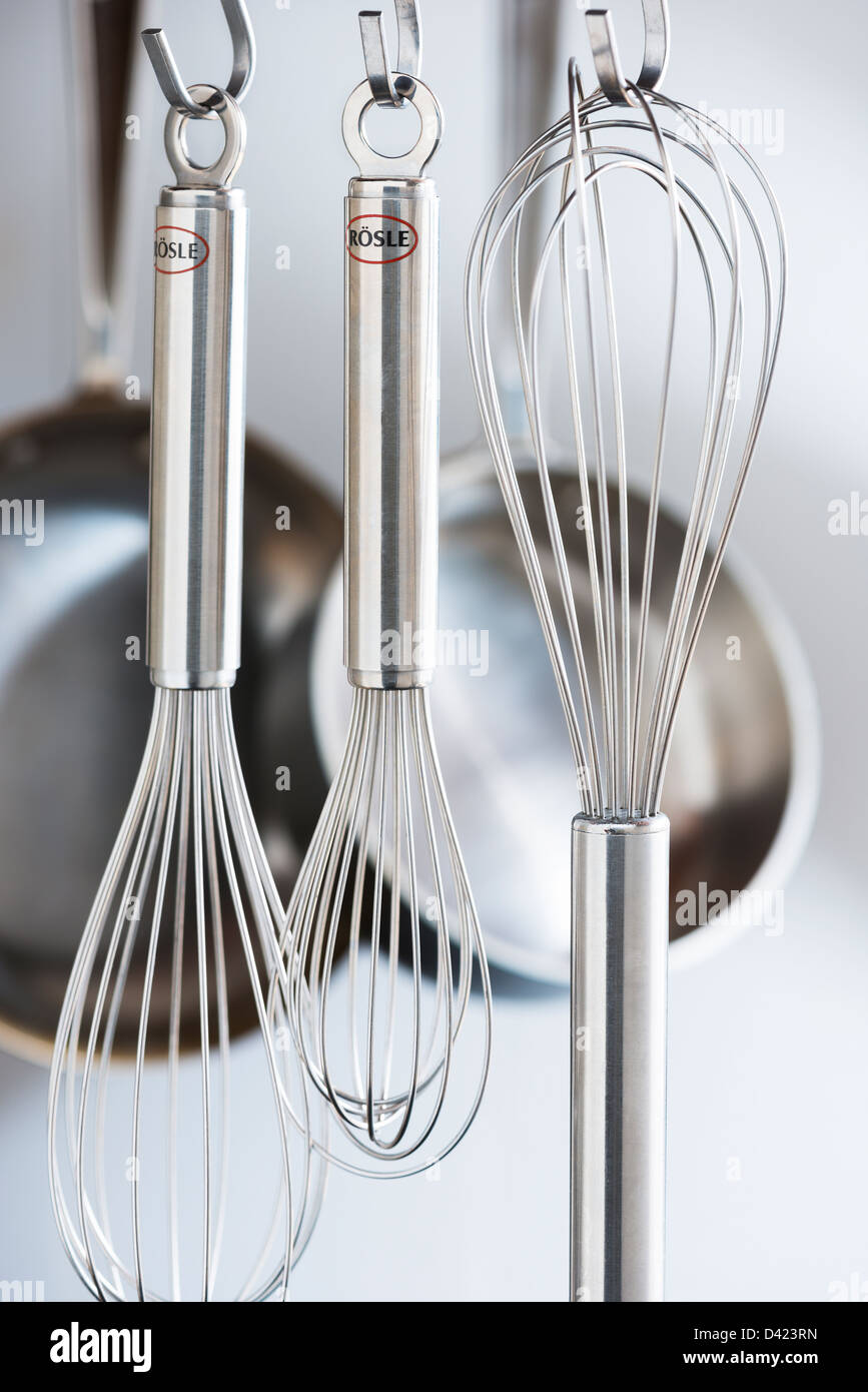 Padelle appese in cucina immagini e fotografie stock ad alta ...