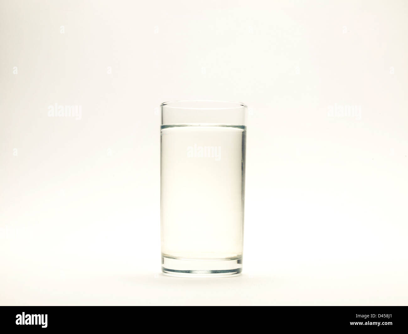 Bicchiere pieno d'acqua immagini e fotografie stock ad alta risoluzione ...