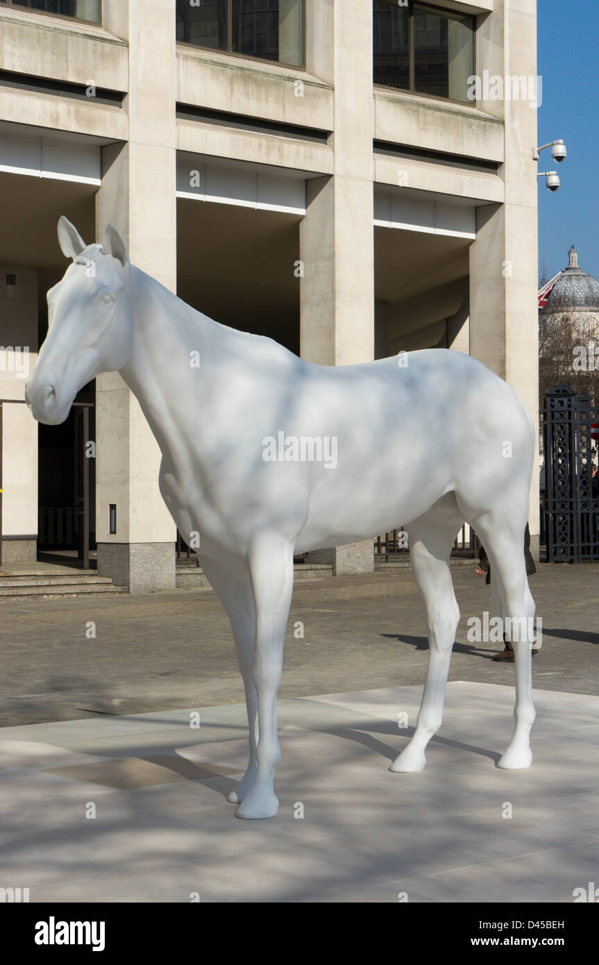 Statua a grandezza naturale di un cavallo bianco immagini e fotografie ...