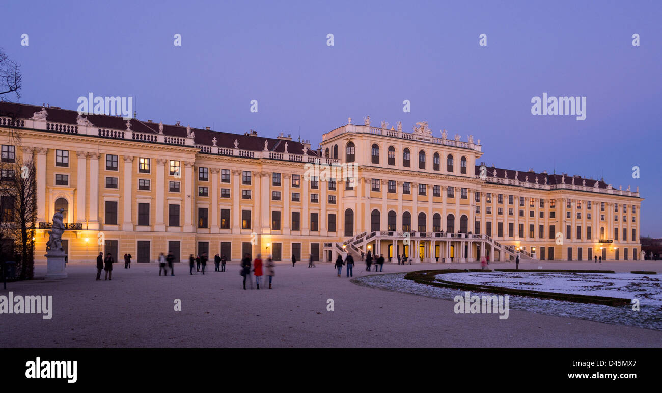 Schonbrunn al crepuscolo. Il colore giallo brillante palace si illumina ...