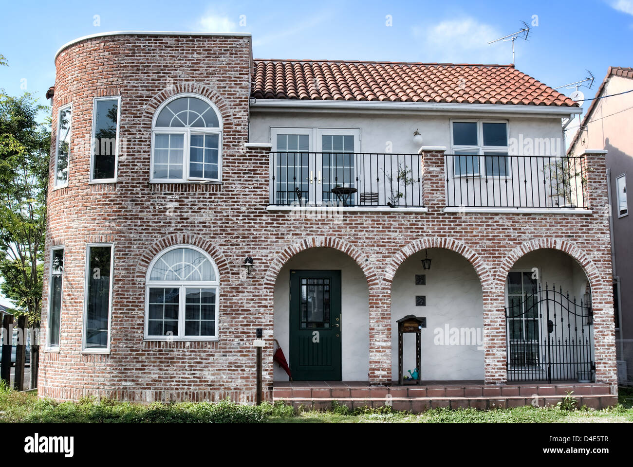 Casa strana immagini e fotografie stock ad alta risoluzione - Alamy