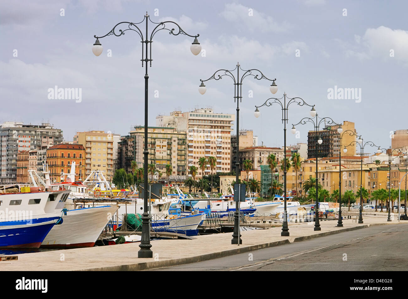 Porto di taranto immagini e fotografie stock ad alta risoluzione - Alamy