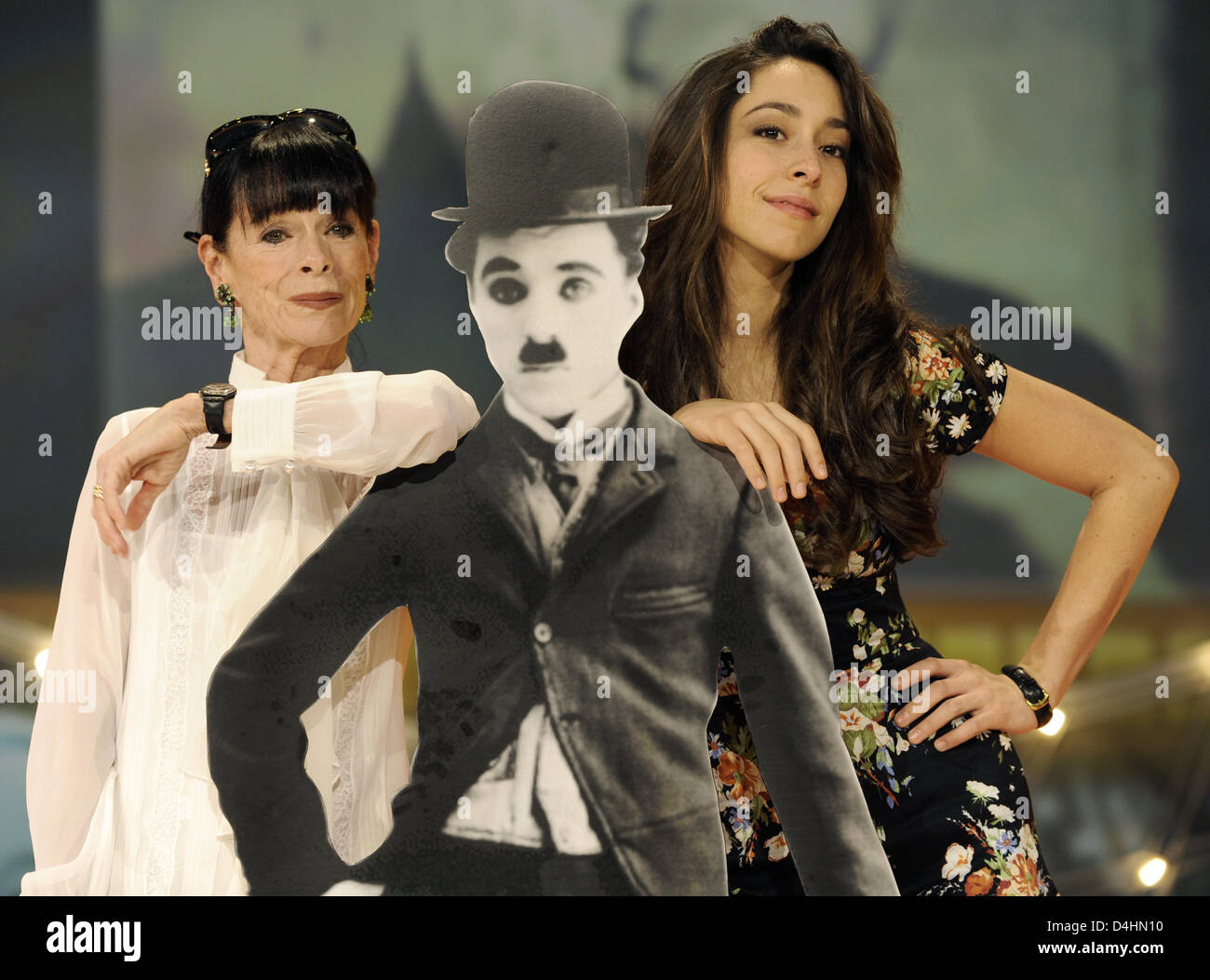 Noi attrice Geraldine Chaplin (L) e sua figlia Oona Chaplin (R) pongono ...