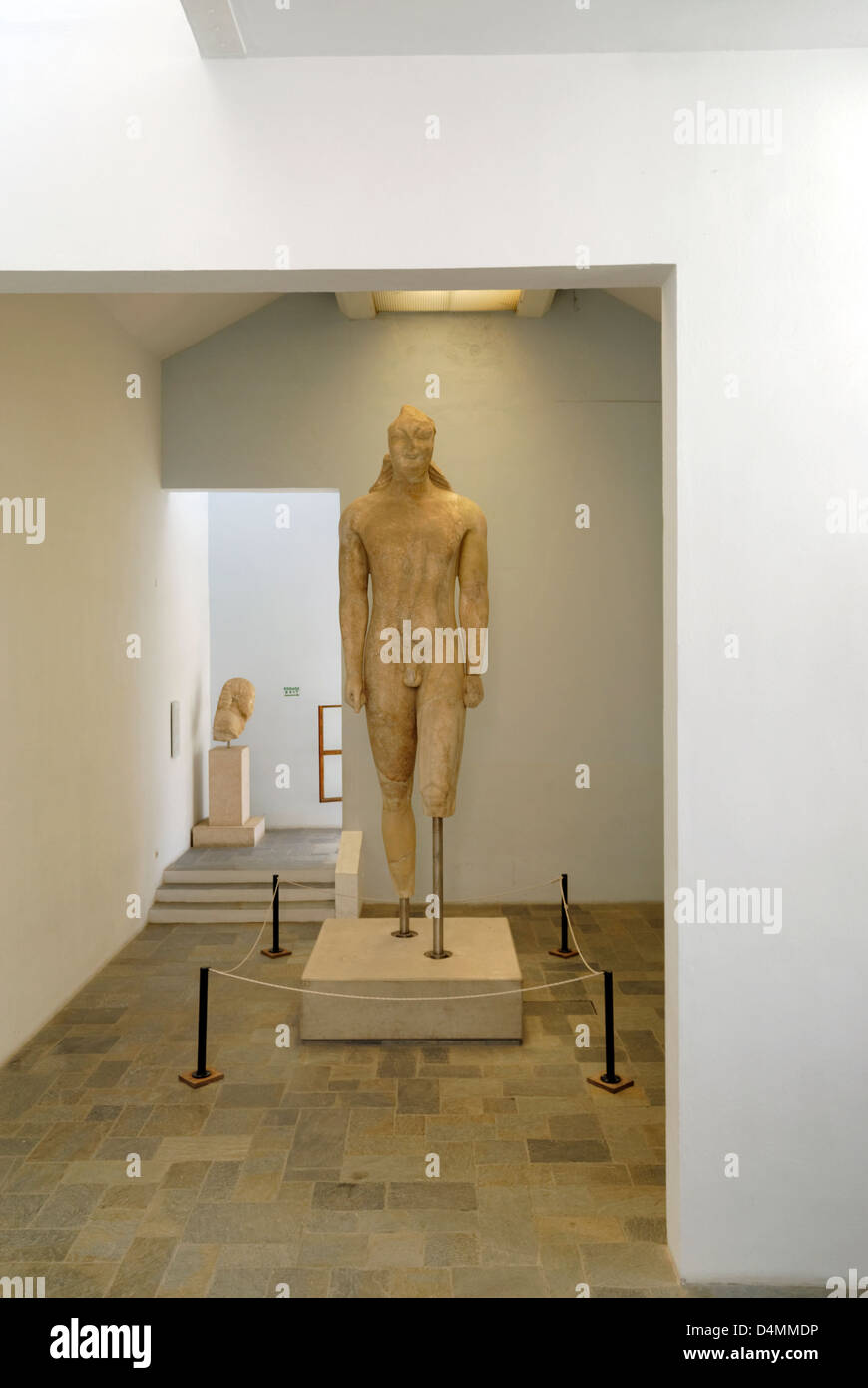 La Grecia. Samos. Vista frontale del gigantesco Kouros in esposizione ...