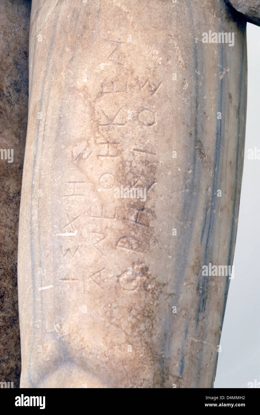 La Grecia. Samos. Antica iscrizione greca sul gigantesco Kouros presso ...