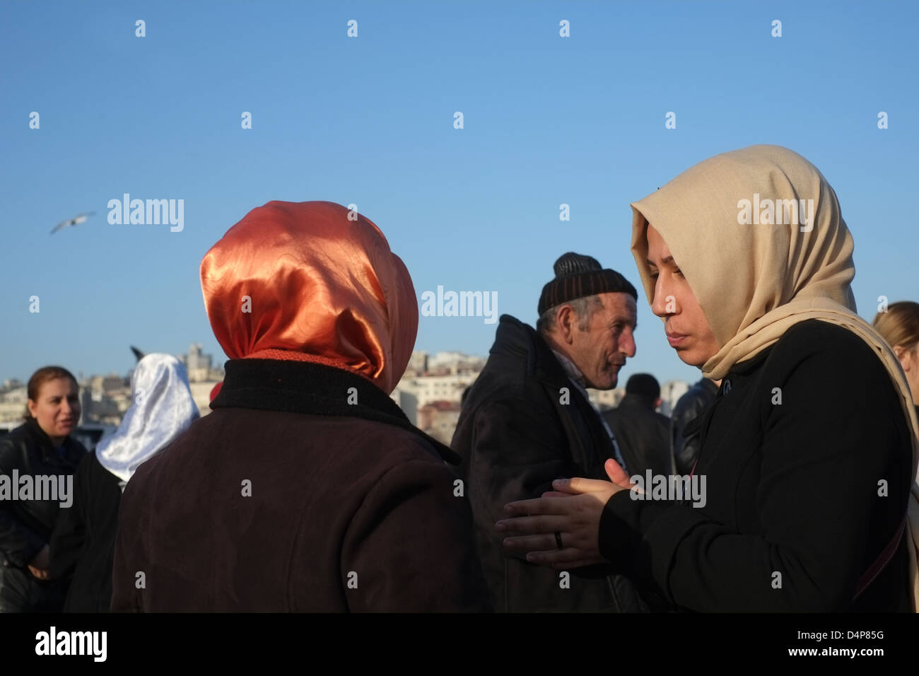 Donne turche di istanbul immagini e fotografie stock ad alta ...
