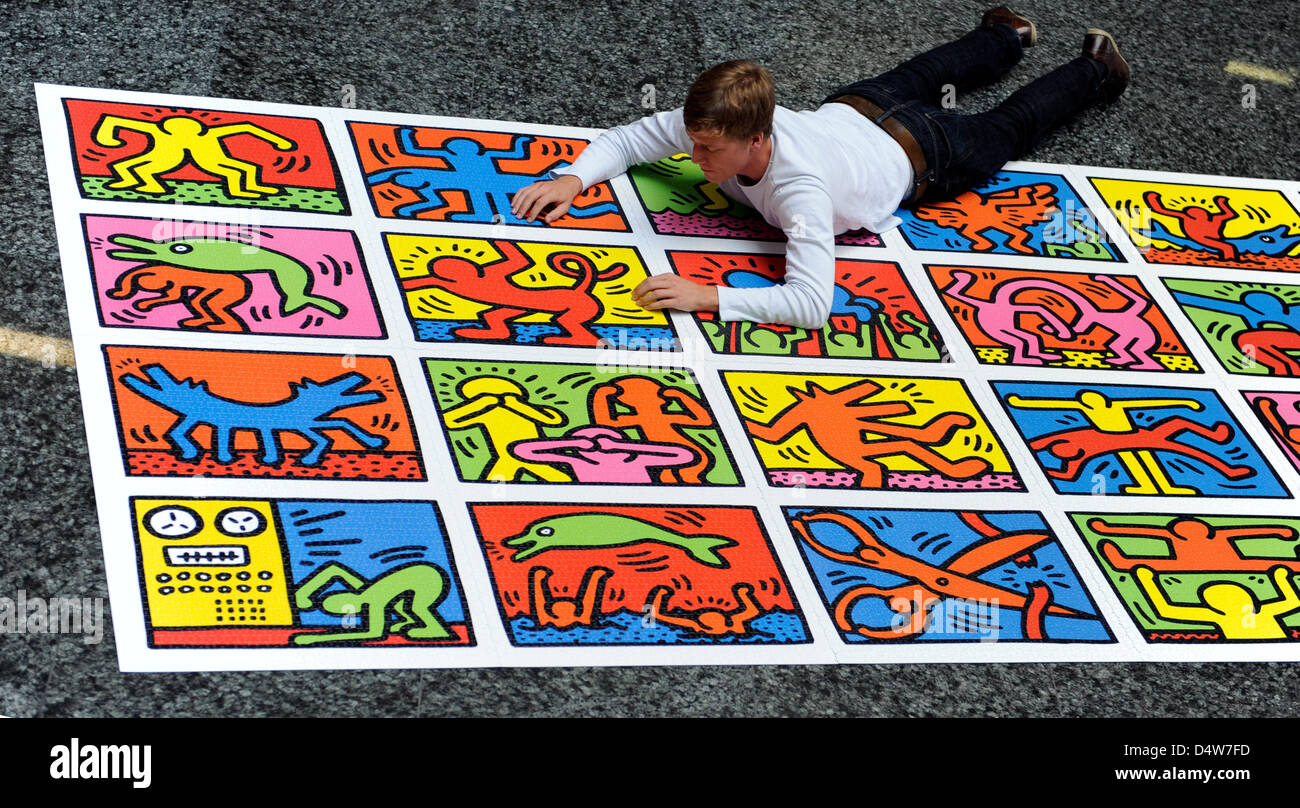 A Ravensburg AG dipendente gode di un gigantesco puzzle durante la ...