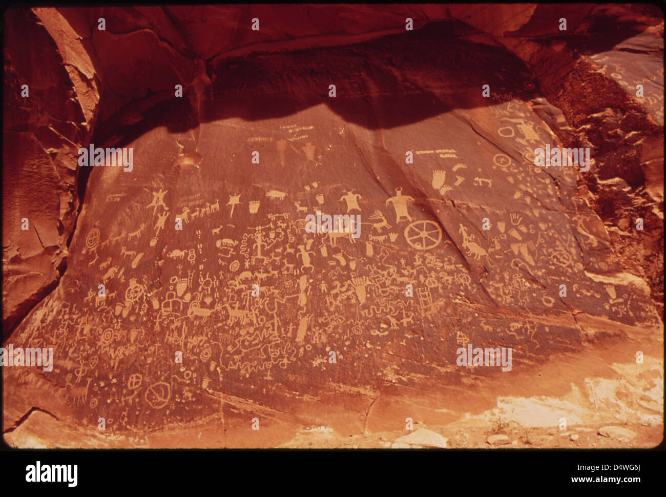 Newspaper Rock, nello storico Indian Creek state Park, è notevole per ...