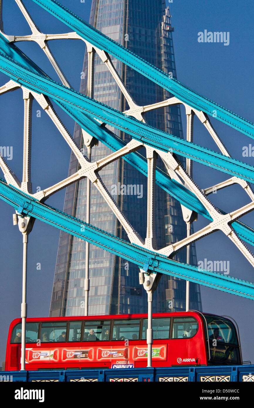 Autobus rosso sul tower bridge immagini e fotografie stock ad alta ...