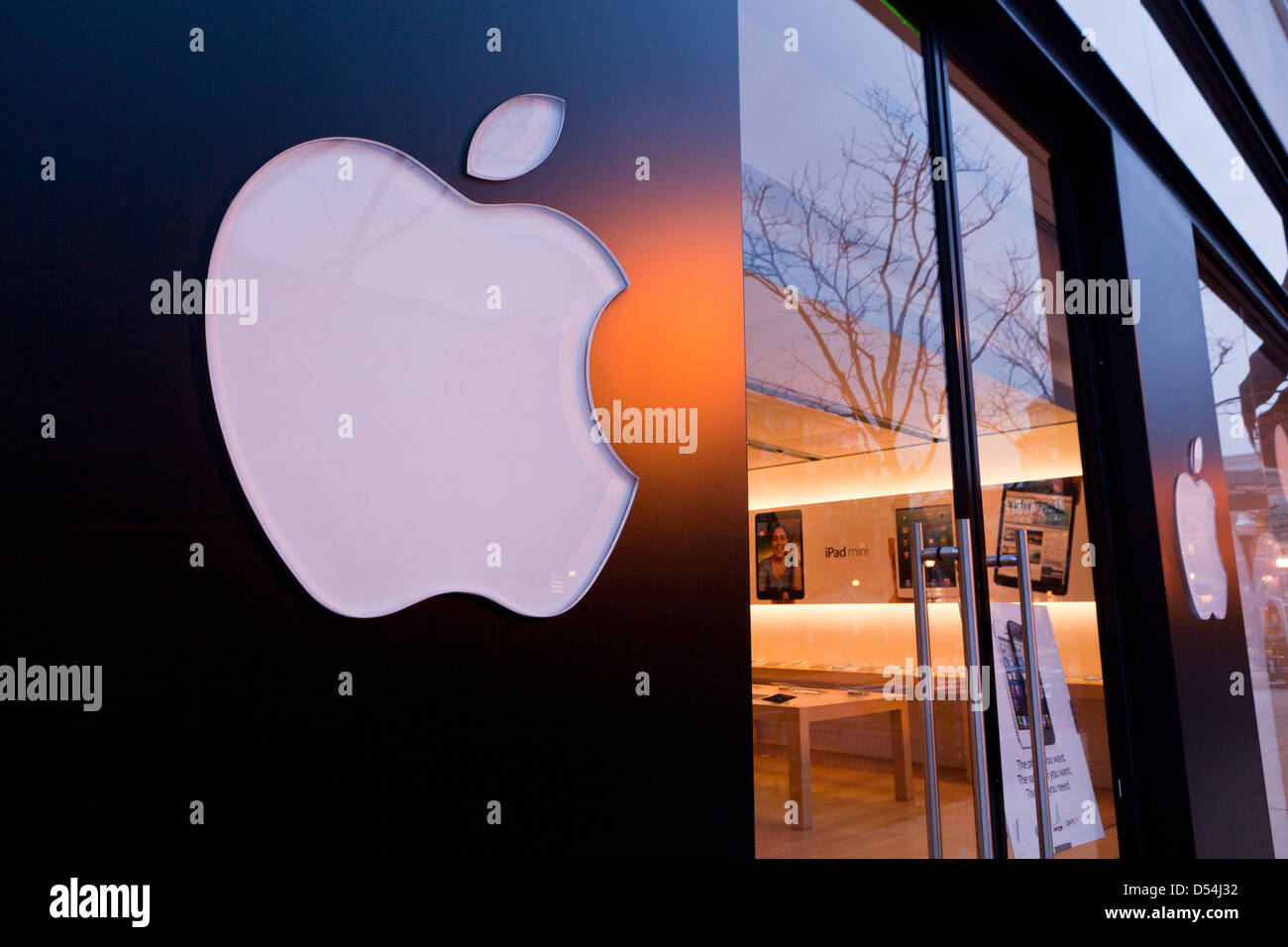 Apple store logo immagini e fotografie stock ad alta risoluzione - Alamy