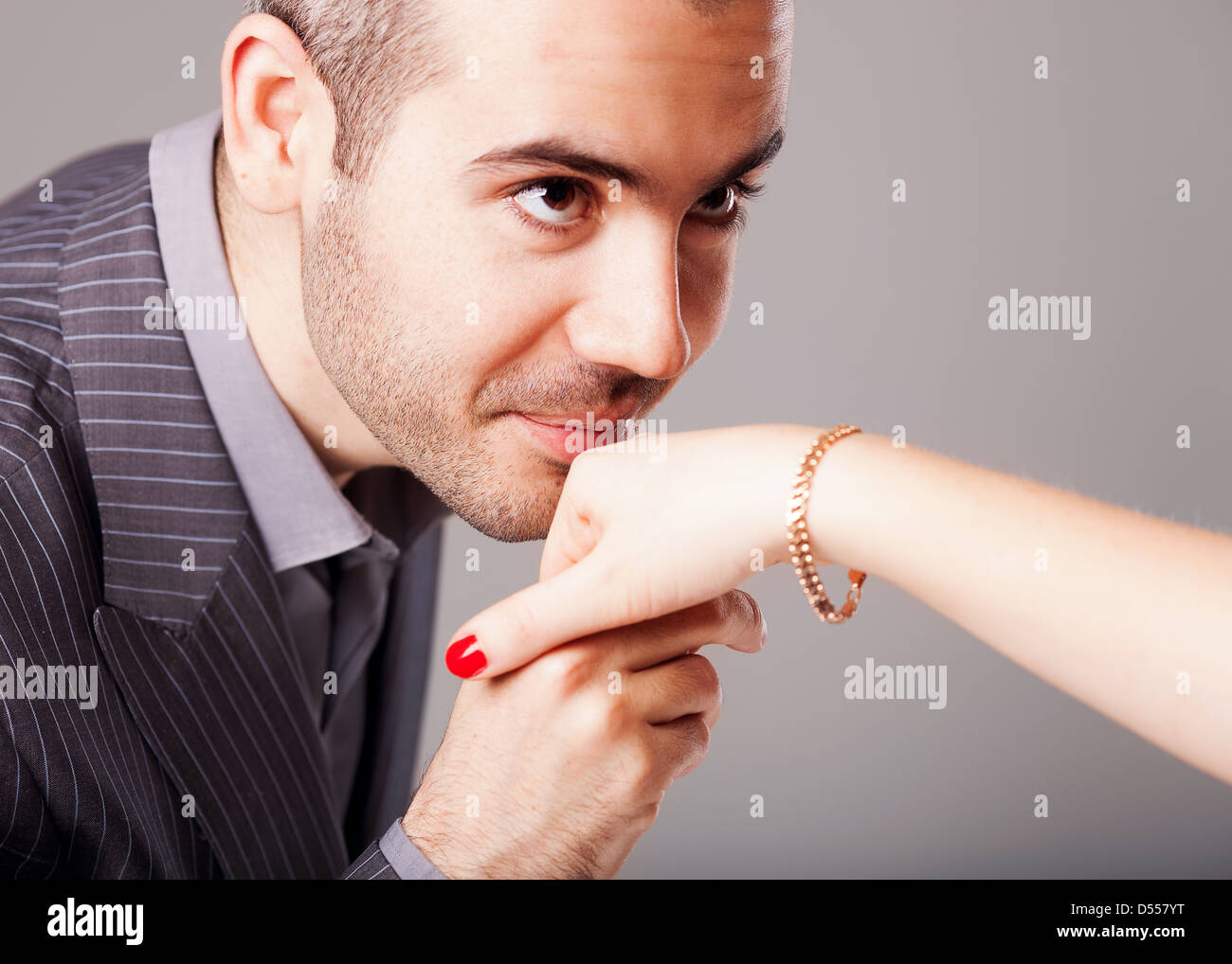 Bacia la mano immagini e fotografie stock ad alta risoluzione - Alamy