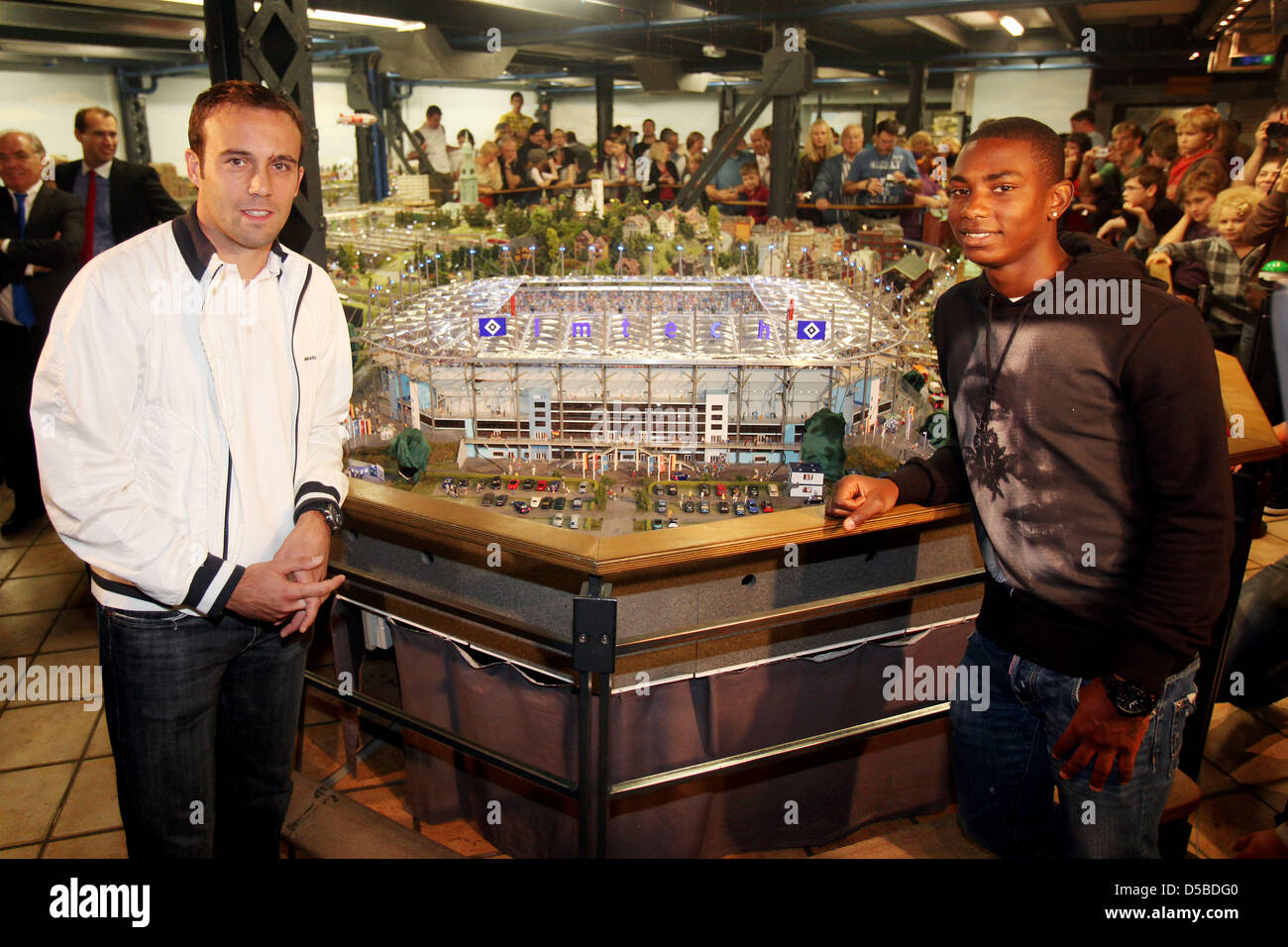 Die Fu§ball-Profis Joris Mathijsen (l-r) und Eljero Elia vom Hamburger SV posieren am Donnerstag ...