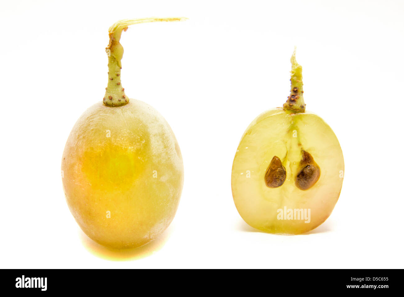 Acino e metà con semi close up, isolato su sfondo bianco Foto stock - Alamy