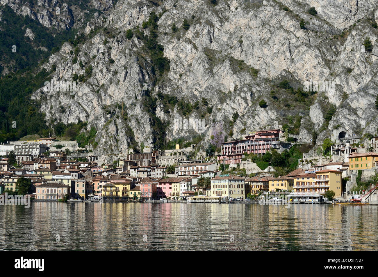 Il comune di Limone sul Garda dal Lago di Garda, Italia Foto stock - Alamy