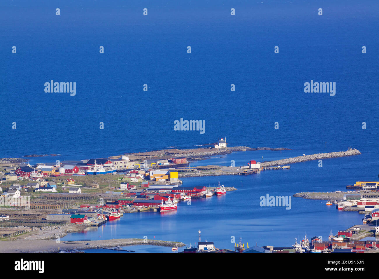 Panoramica del porto di pesca di Sorland su Vaeroy, isole Lofoten in ...