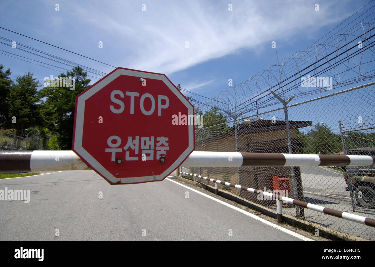Segnale di stop del confine coreano immagini e fotografie stock ad alta ...