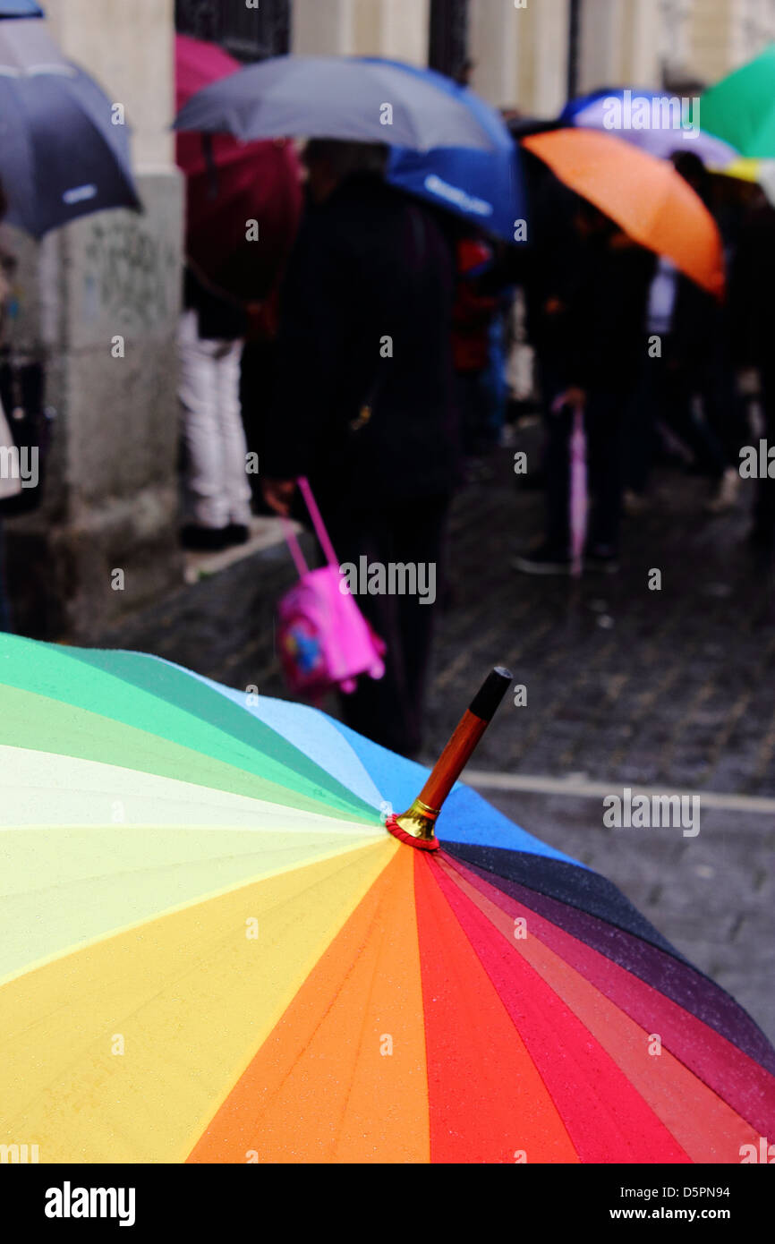 Persona con ombrello arcobaleno rainbow immagini e fotografie stock ad ...