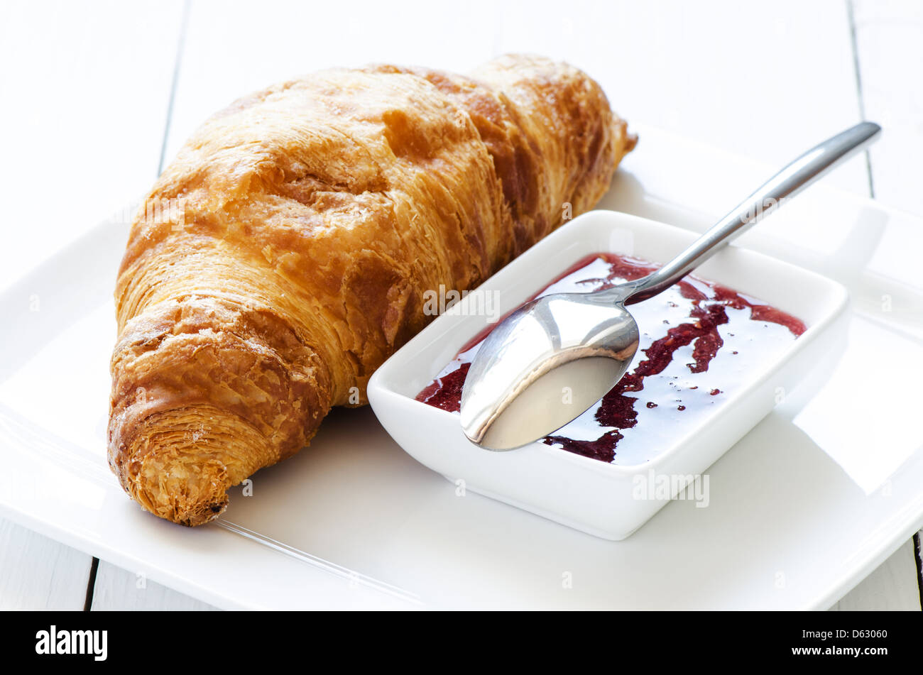 Croissant al lampone immagini e fotografie stock ad alta risoluzione ...