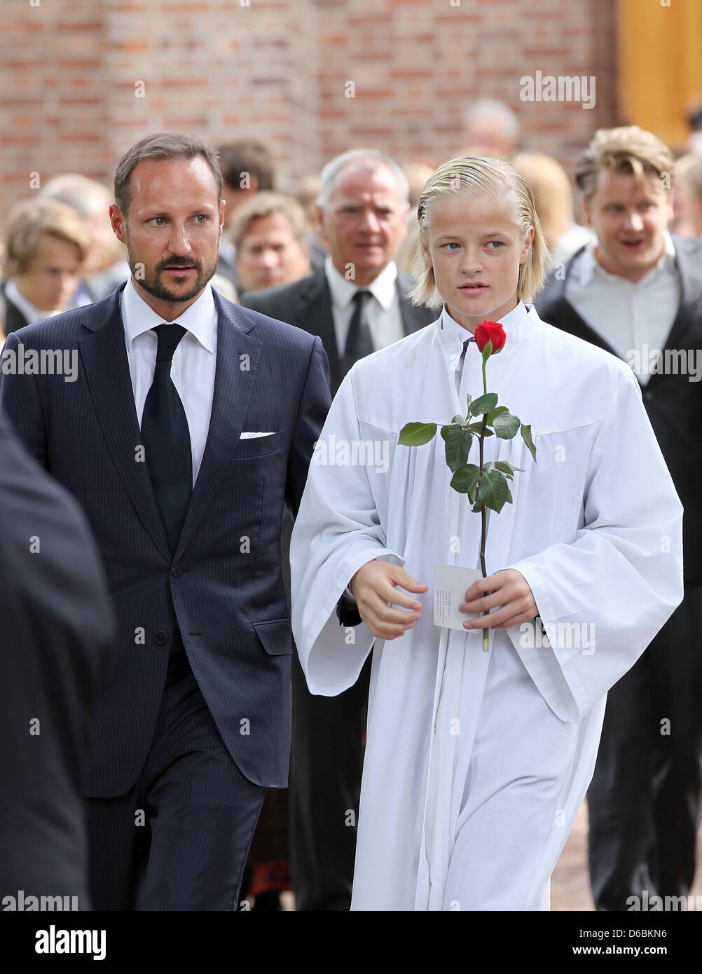 Il principe ereditario Haakon di Norvegia (L) e Marius Borg Hoiby ...