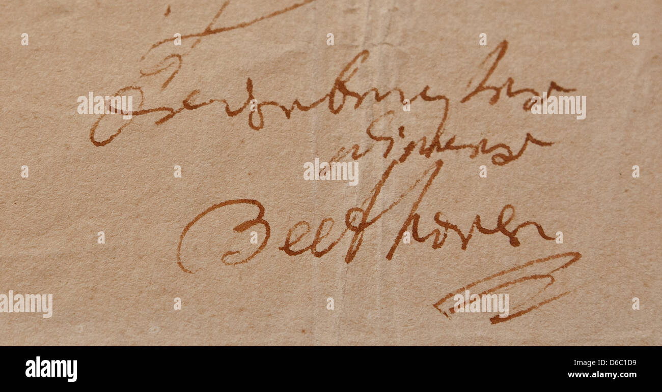 La firma del compositore Ludwig van Beethoven è visto in una lettera ...