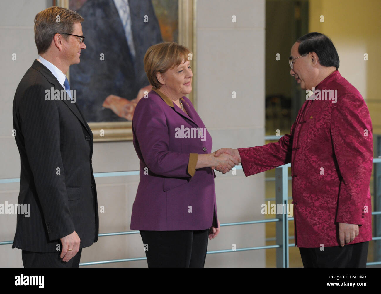 Il cancelliere tedesco Angela Merkel (C) e il Ministro degli esteri ...