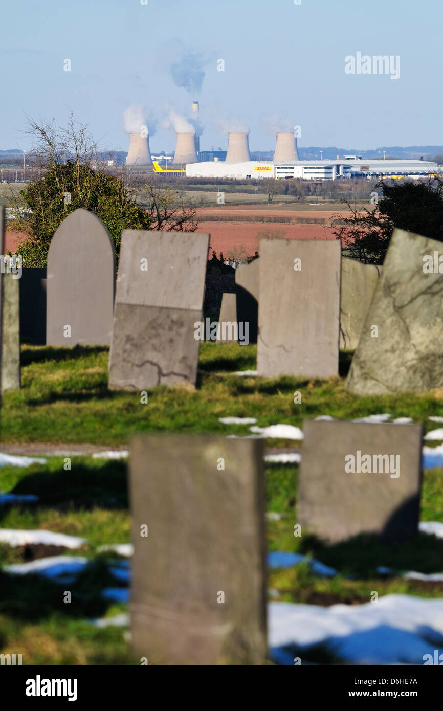 Guardando attraverso il cimitero di Breedon sulla collina presso il ...