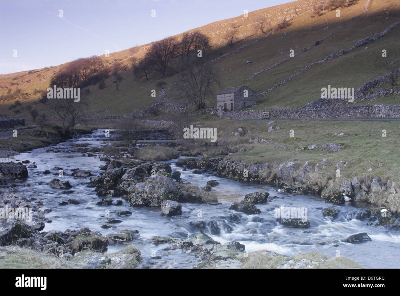 Vista fiume fienile stalattite pareti alberi nudo valle altopiano di ...