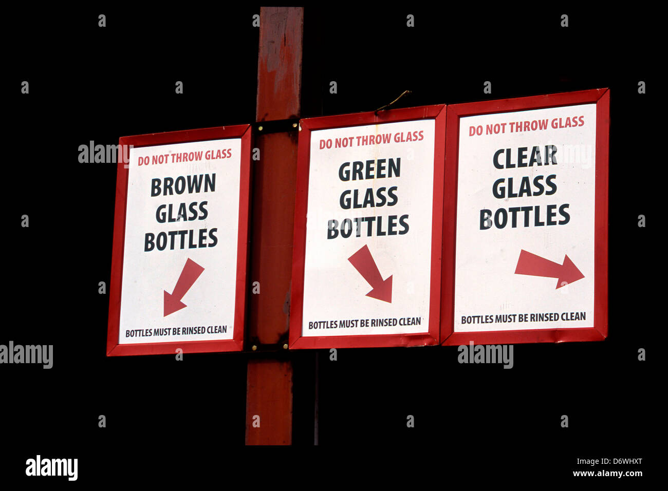 Simbolo di riciclo del cartello in un vetro area di riciclaggio Foto ...