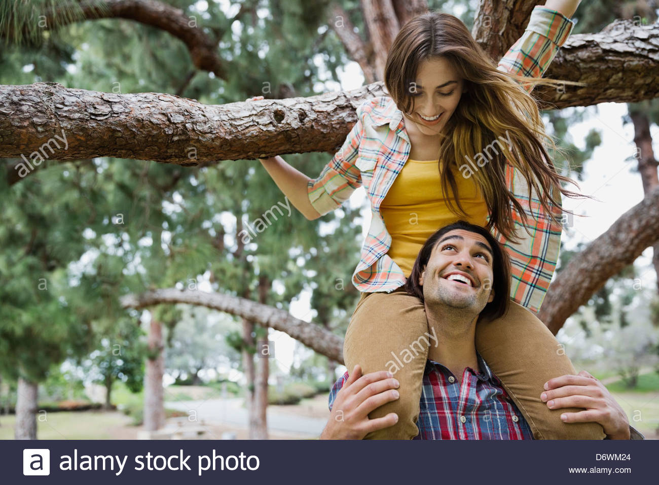 Trasporto sulle spalle immagini e fotografie stock ad alta risoluzione ...