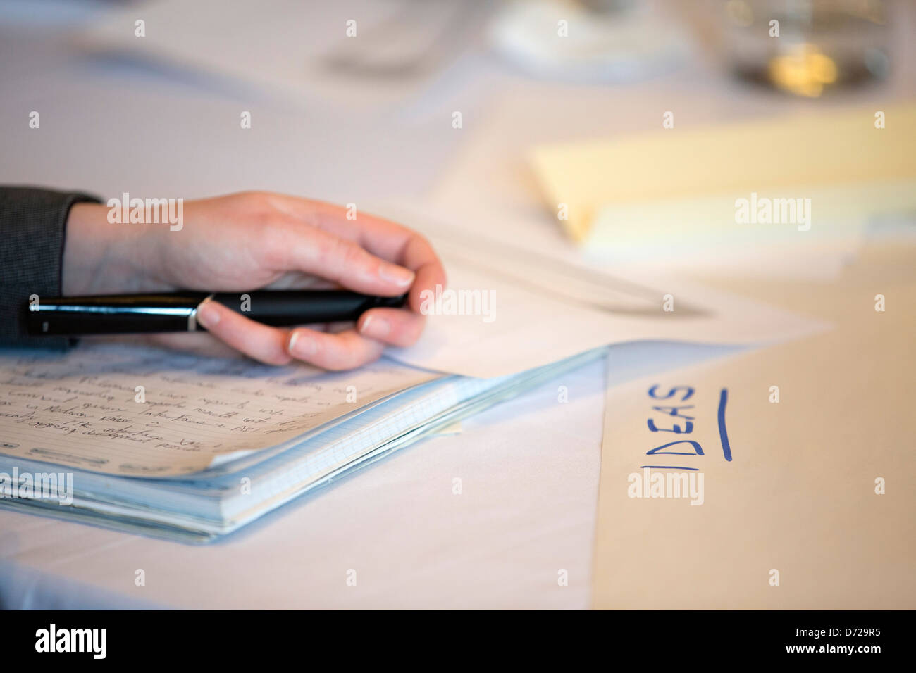 Spiegare la mano immagini e fotografie stock ad alta risoluzione - Alamy