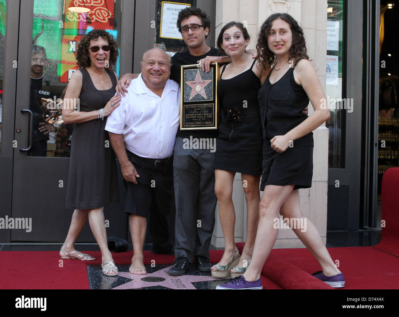 Rhea Perlman, Danny DeVito e i loro figli Lucy Chet DeVito, ventola di grazia DeVito e Giacobbe ...