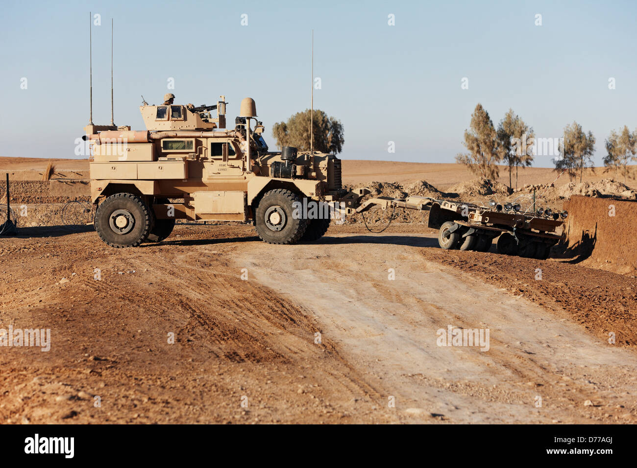 Un U.S. Marine Corps MRAP o resistente alla miniera imboscata veicolo ...