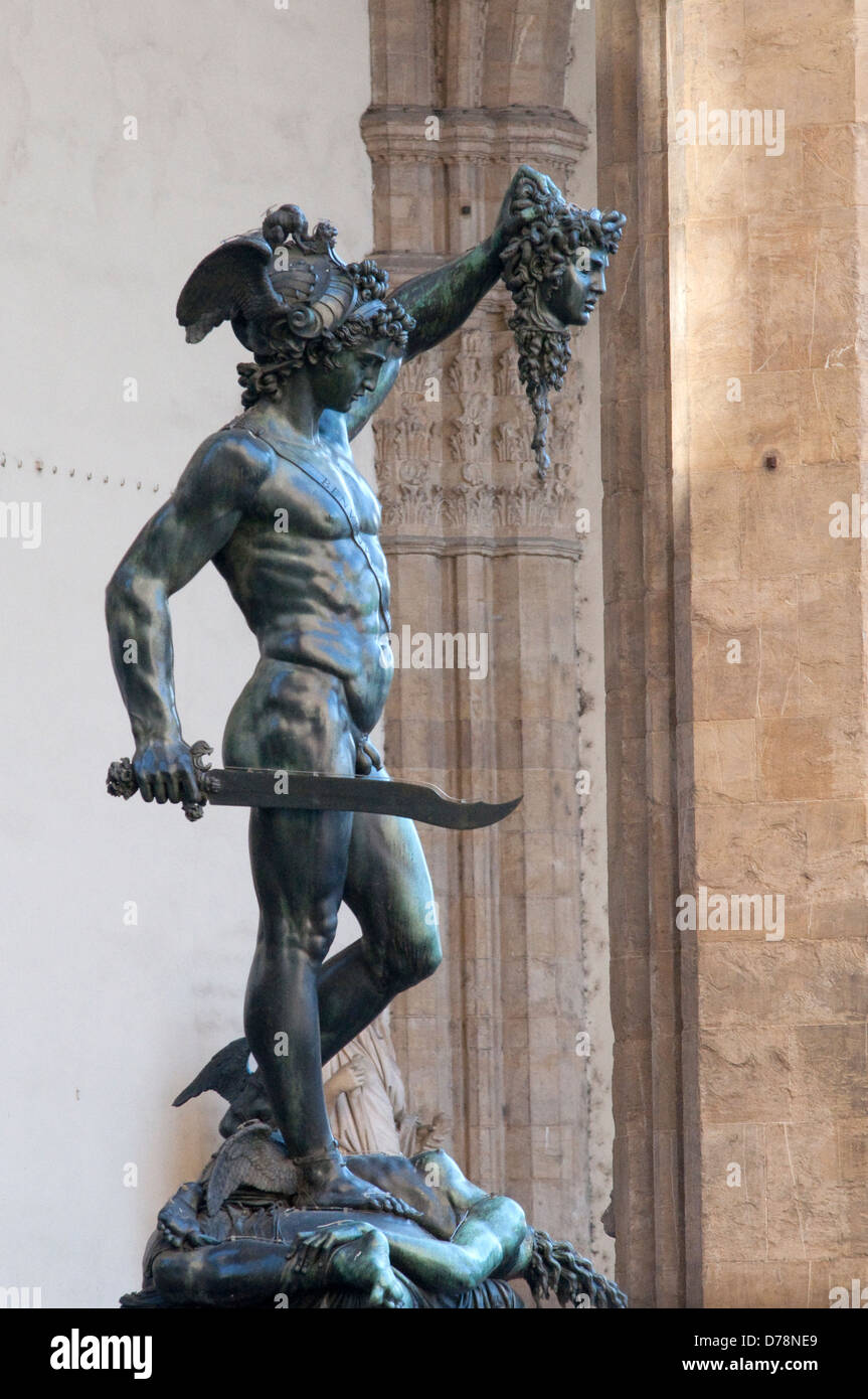 L'Italia, Toscana, Firenze, Cellini, la statua in bronzo del Perseo ...