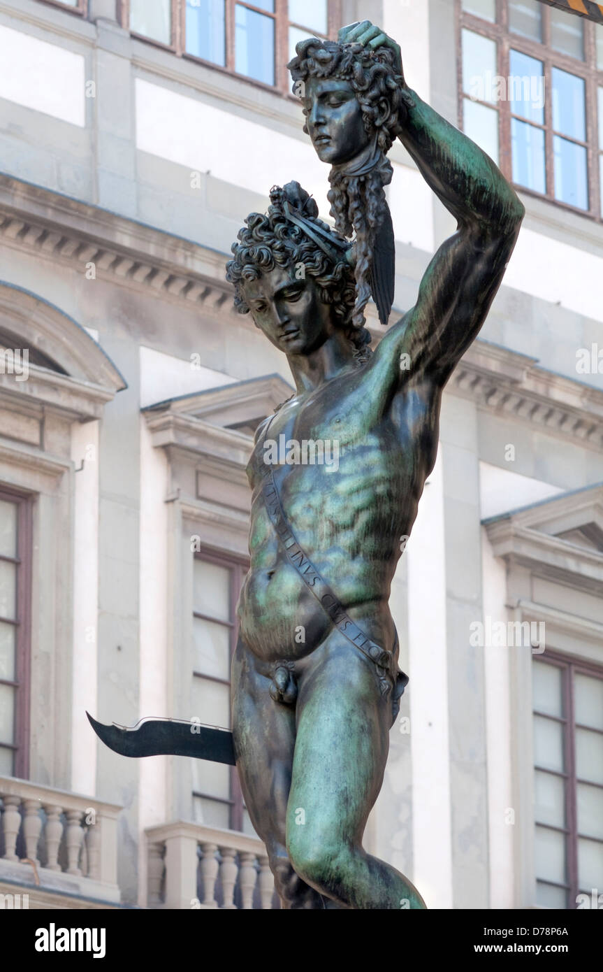 L'Italia, Toscana, Firenze, Cellini, la statua in bronzo del Perseo ...