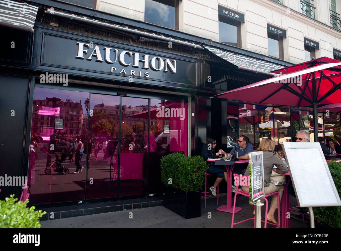 Fauchon Paris lounge bar ristorante con tavoli esterni, Parigi Francia Foto stock - Alamy